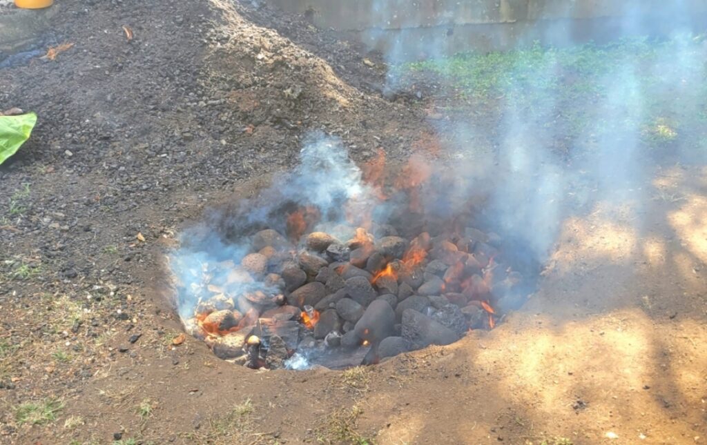 Traditional Marquesan Oven with Cruisers - Mel On The Go