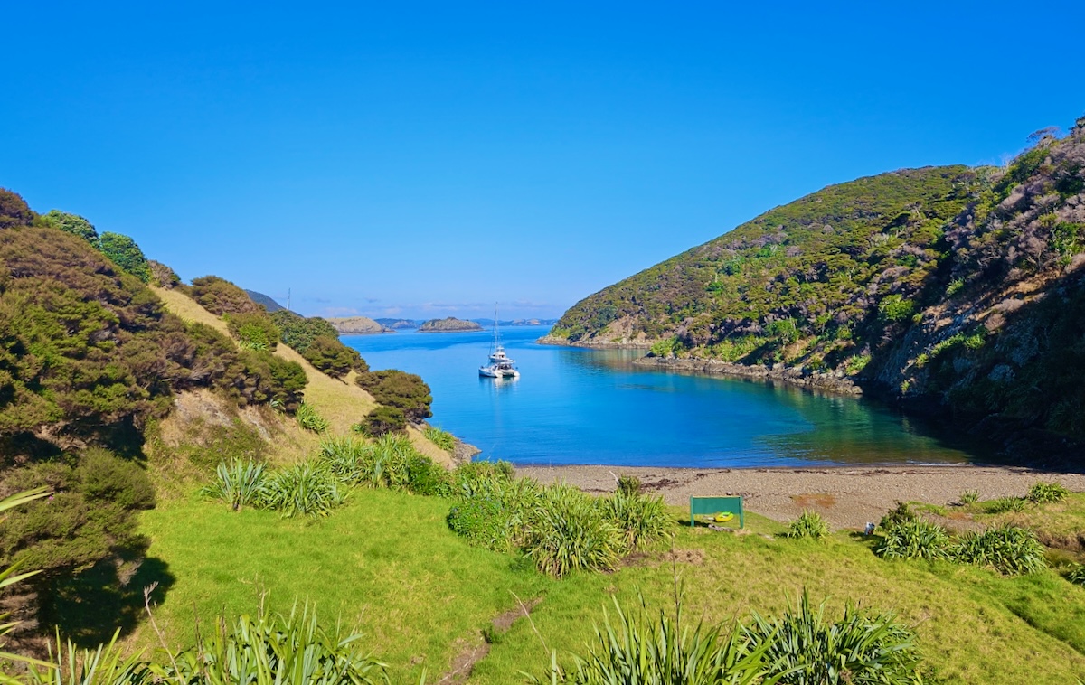 Boating The Bay of Islands - Mel On The Go